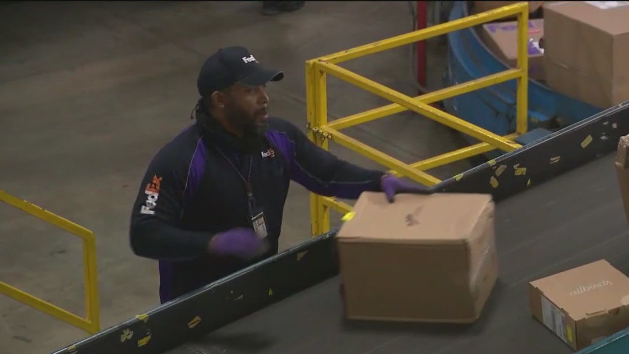 Behind the scenes as FedEx prepares for busy holiday season | FOX 32 ...