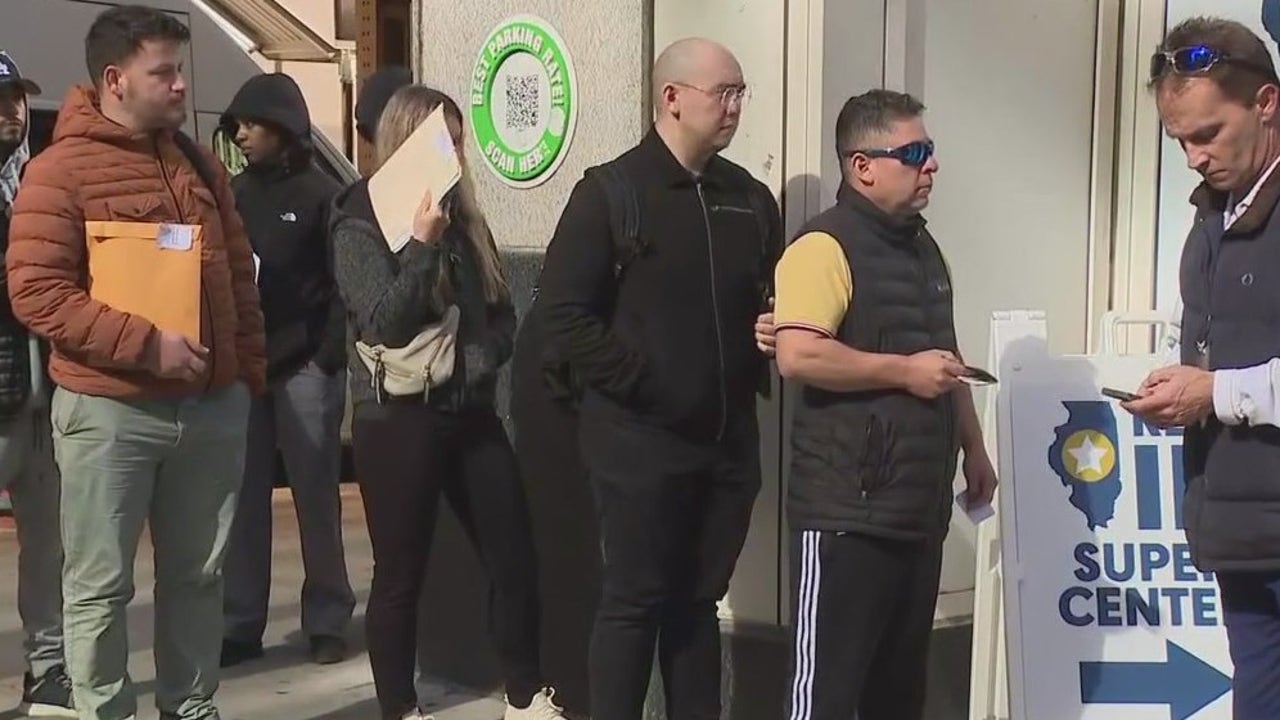 Long lines wrap around REAL ID supersite in the Loop | FOX 32 Chicago