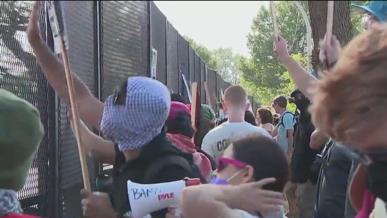 Intense moments as protesters break through fencing outside DNC, police ...
