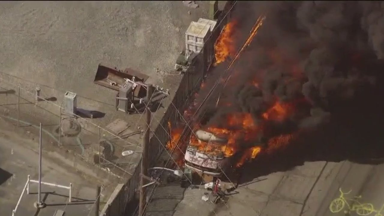 RV on fire in Oakland extinguished by firefighters | KTVU FOX 2