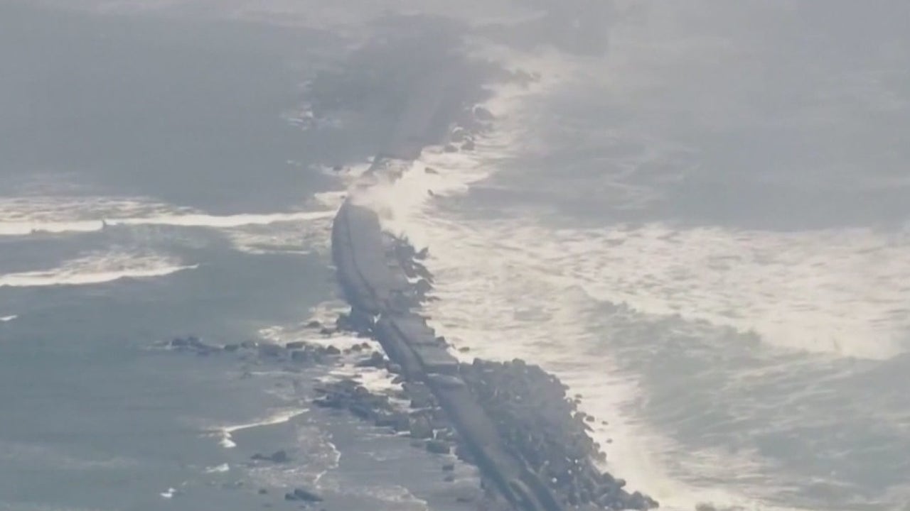 Tsunami waves hit Hawaii and West Coast after 8.8 earthquake near ...