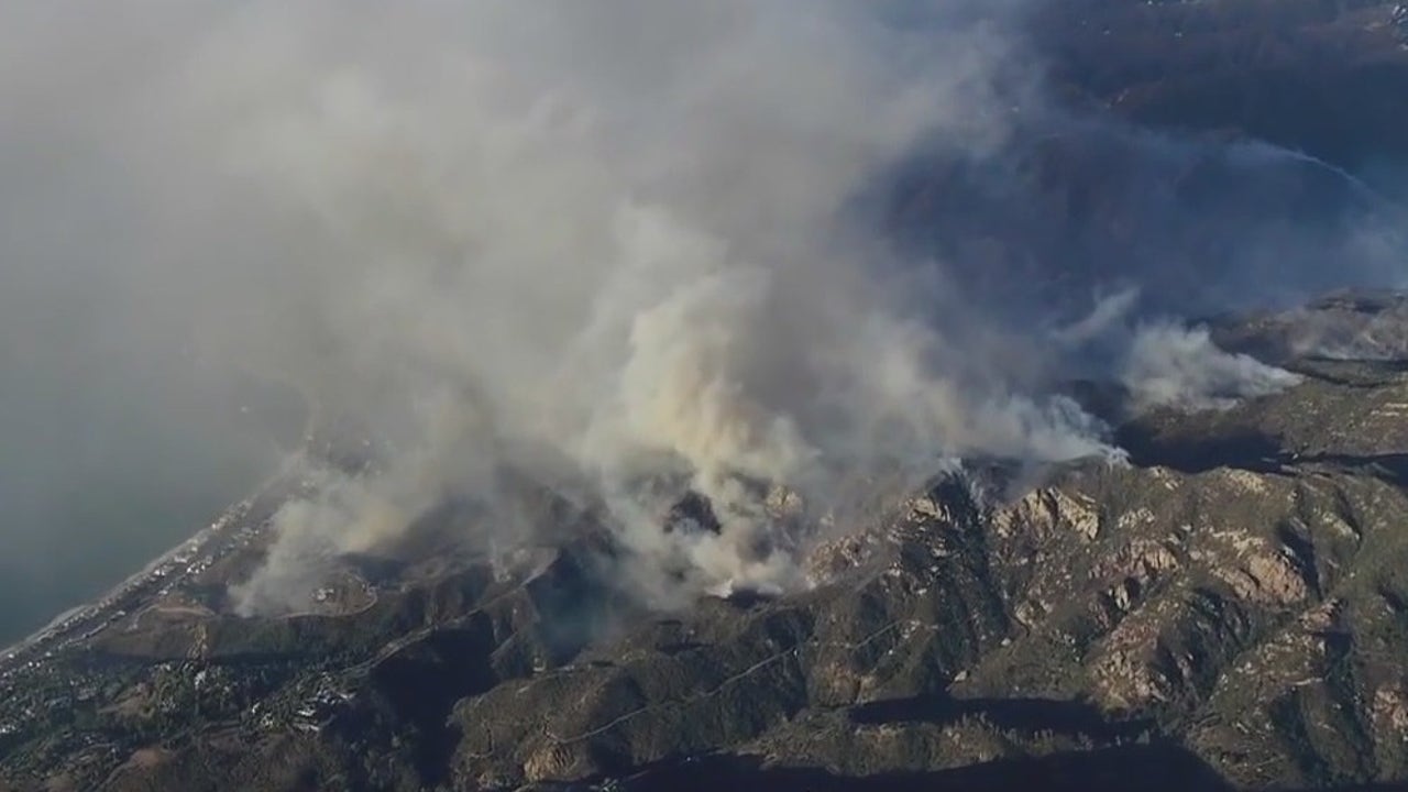 SkyFOX flies over Franklin Fire in Malibu | FOX 11 Los Angeles
