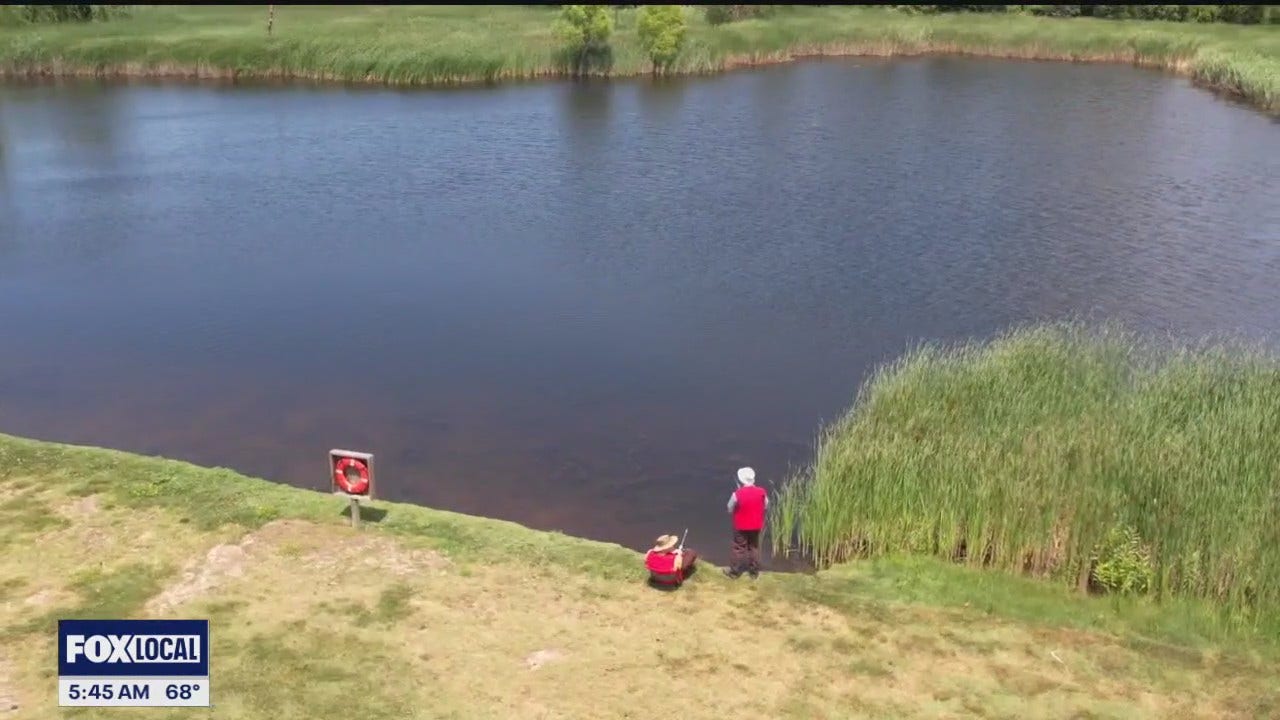 The WeatherDaddy teaches the Weatherboys to fish | FOX 2 Detroit