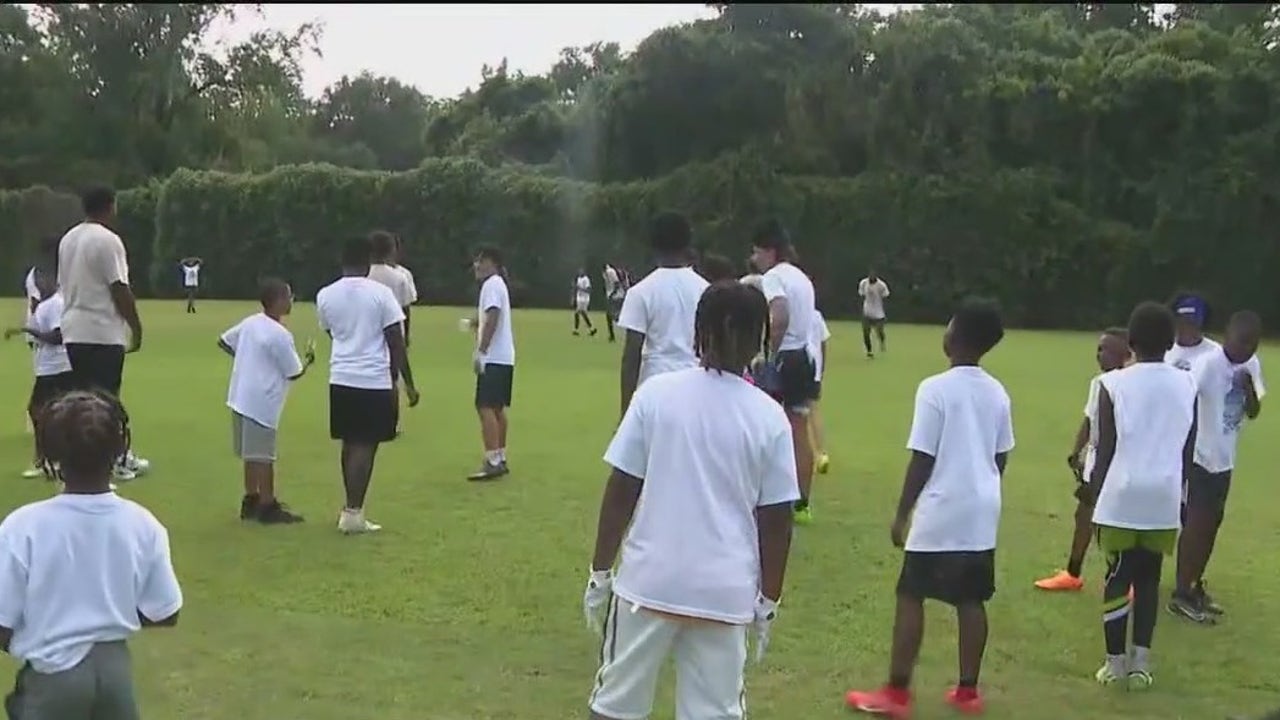 NFL players host youth football camp | FOX 5 Atlanta