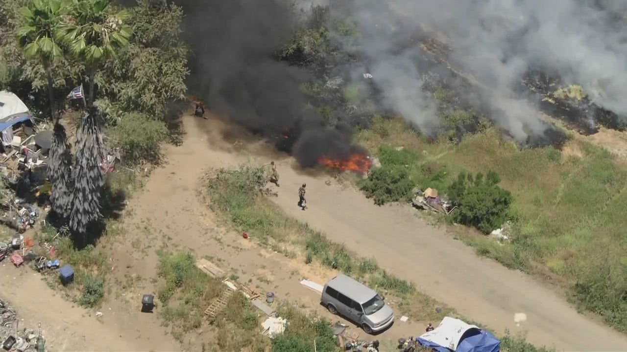 Brush fire breaks out near homeless encampment in Van Nuys | FOX 11 Los Angeles