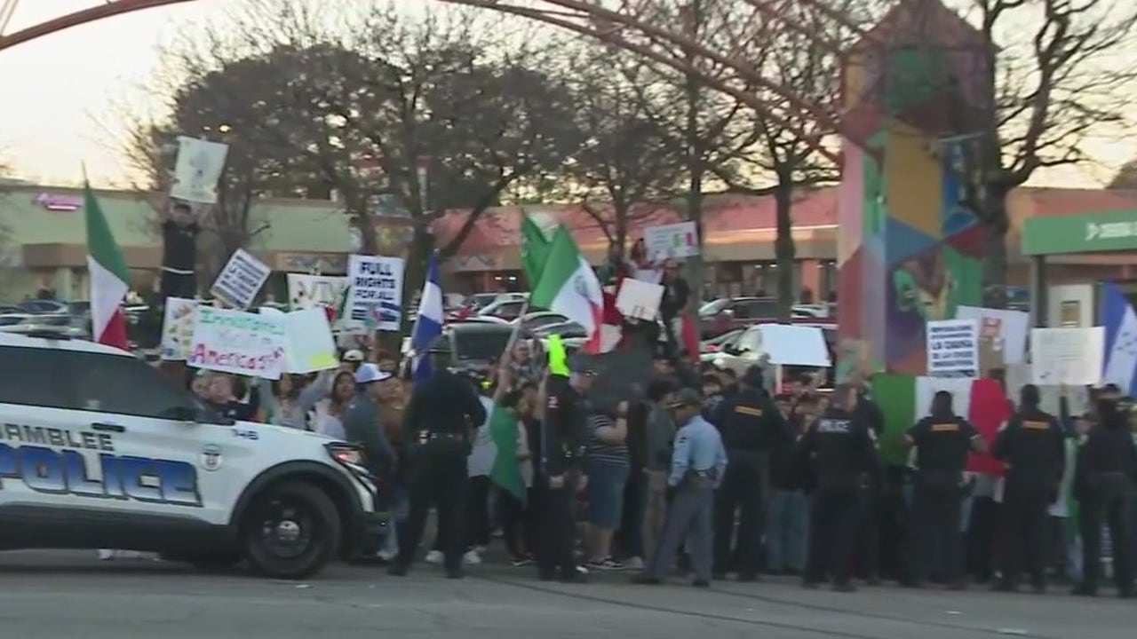 Hundreds of deportation protesters block Buford Hwy | FOX 5 Atlanta