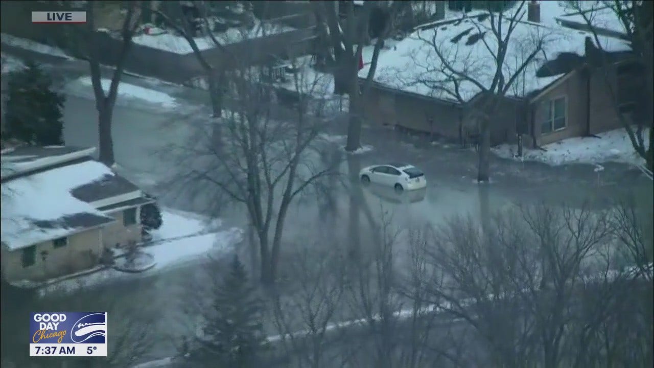 Skokie water main break floods roads, swamps neighborhood | FOX 32 Chicago