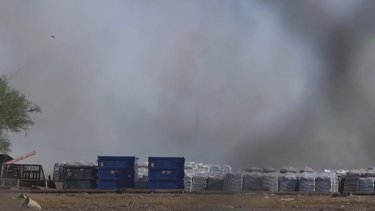 Phoenix mulch fire sends plume of smoke into sky | FOX 10 Phoenix