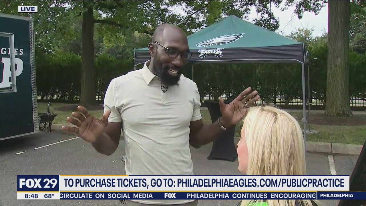 Former Eagles player Ike Reese signs autographs at Eagles Training Camp ...