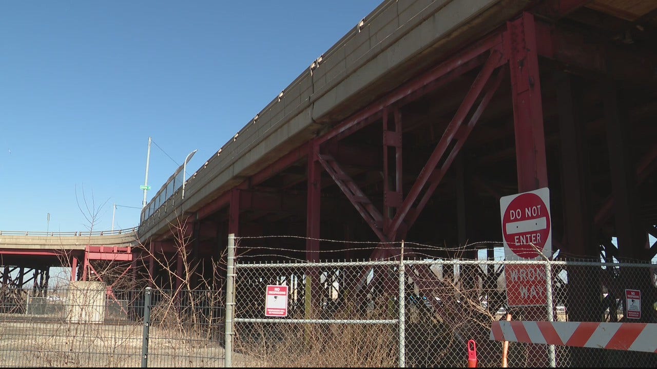 Whitmer visits crumbling Dearborn bridge, emphasizes importance of ...