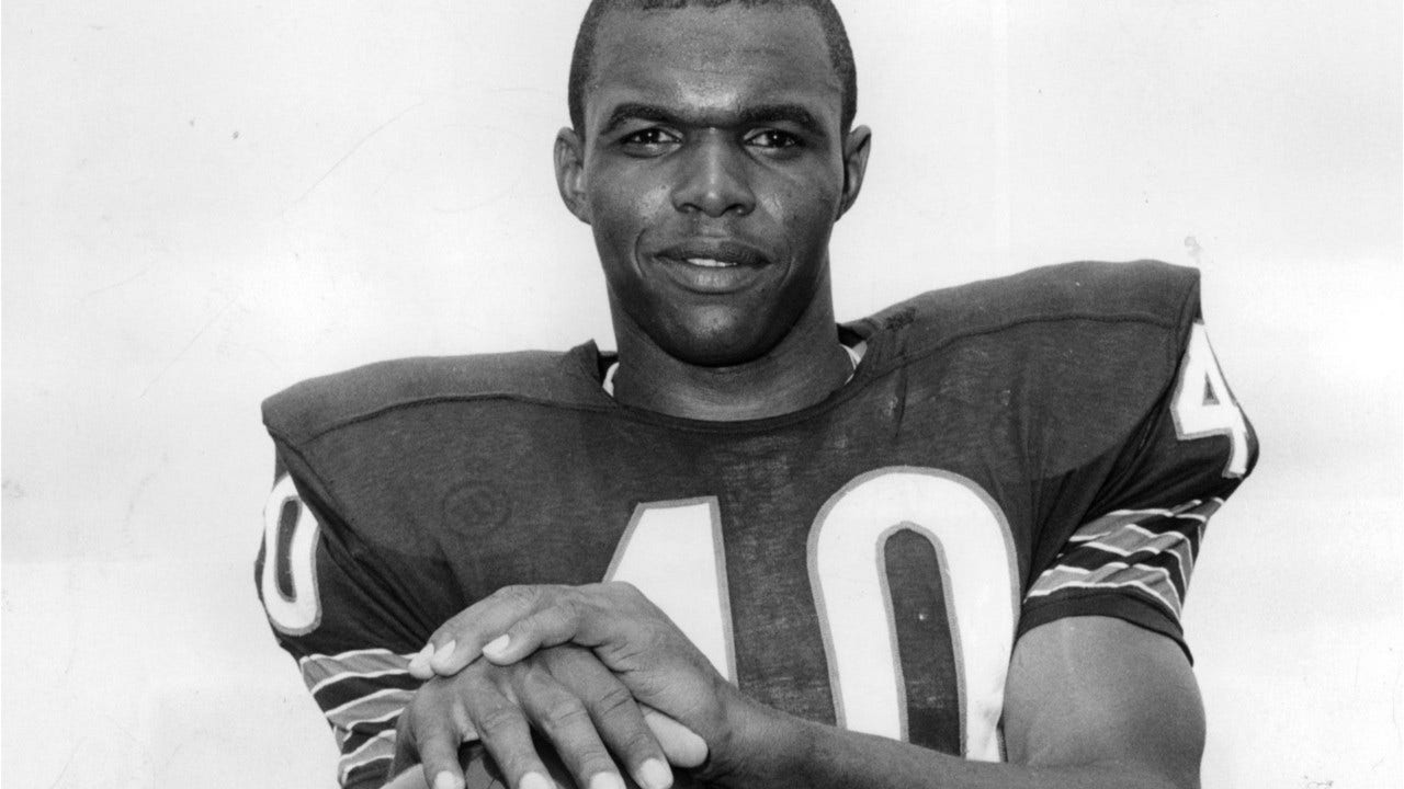 Gale Sayers, Chicago Bears legend, dies at 77 | LiveNOW from FOX
