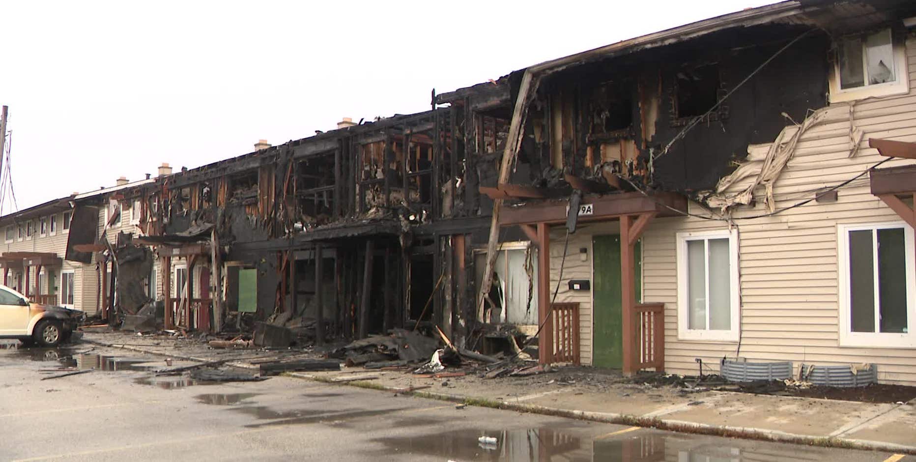 Milwaukee apartment fire; residents salvage what they can from homes ...