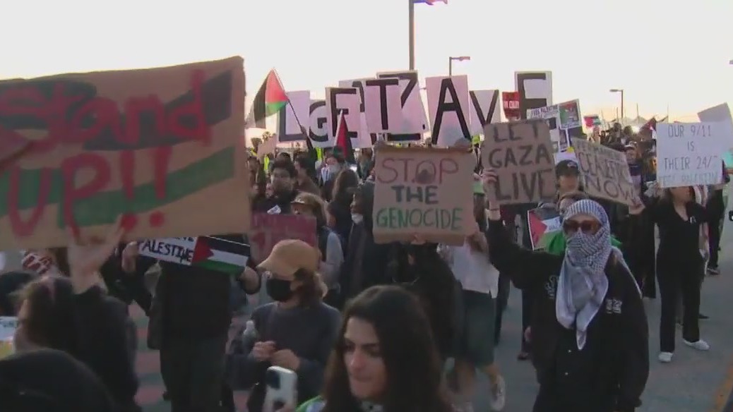 Ceasefire protest in Gaza blocks traffic near LAX | FOX 11 Los Angeles