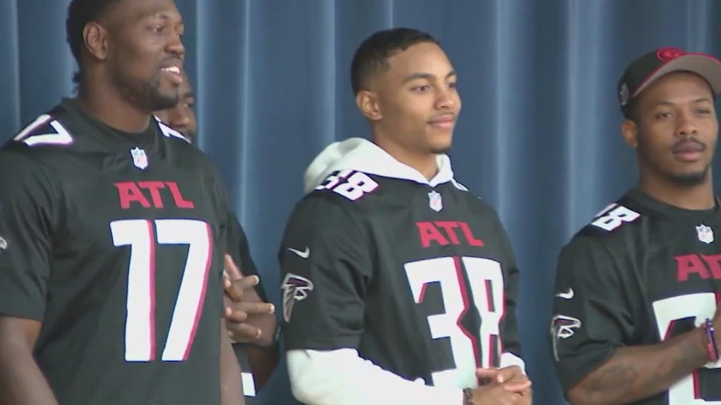 Falcons players visit elementary school | FOX 5 Atlanta