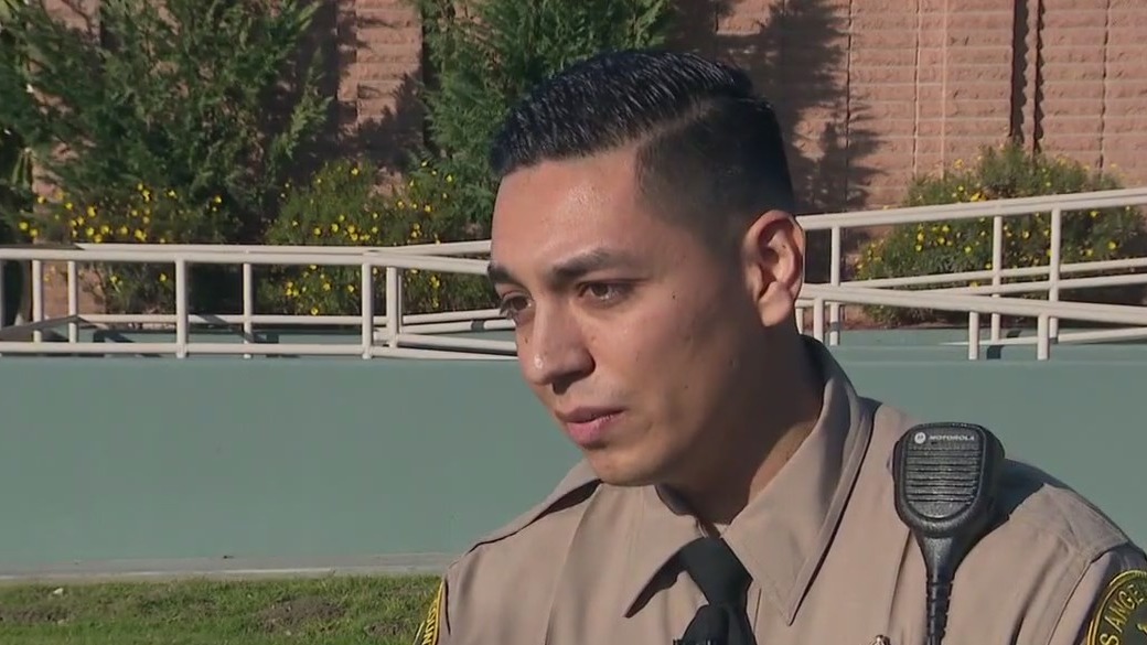 La Deputy Stops Robbers In The Act Fox 11 Los Angeles
