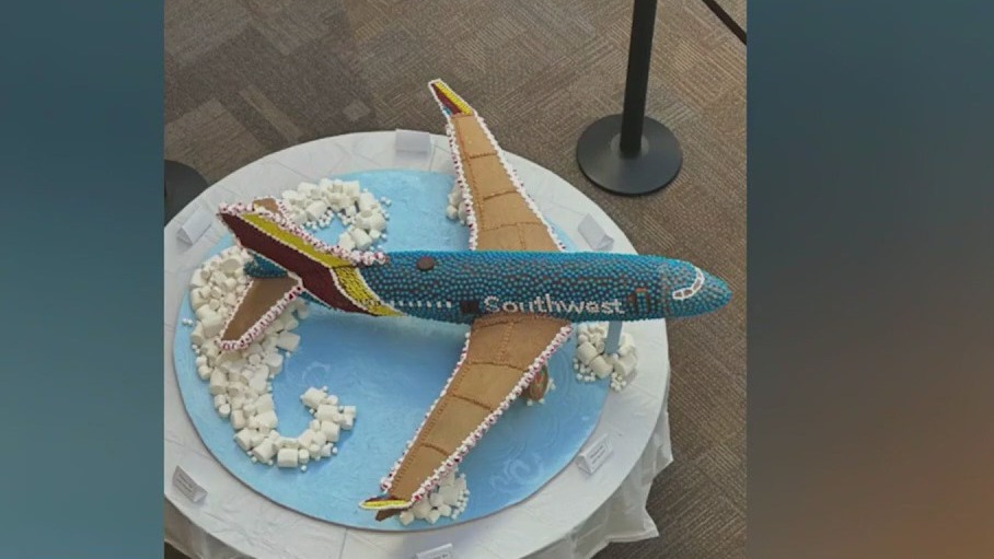 Gingerbread Southwest plane | FOX 5 Atlanta