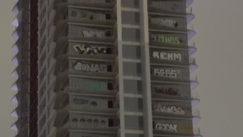 Multiple stories of DTLA skyscraper tagged | FOX 11 Los Angeles