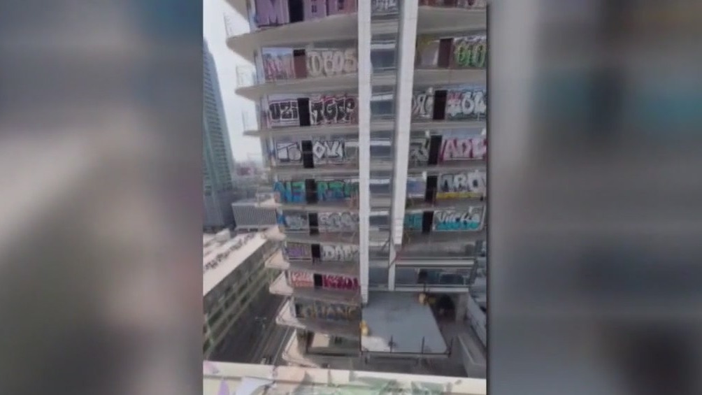 Scaffolding removal at DTLA high rise begins | FOX 11 Los Angeles