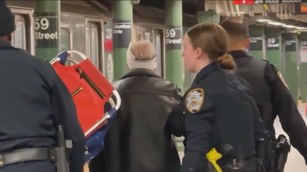 Search for suspect in subway screwdriver stabbing | FOX 5 New York