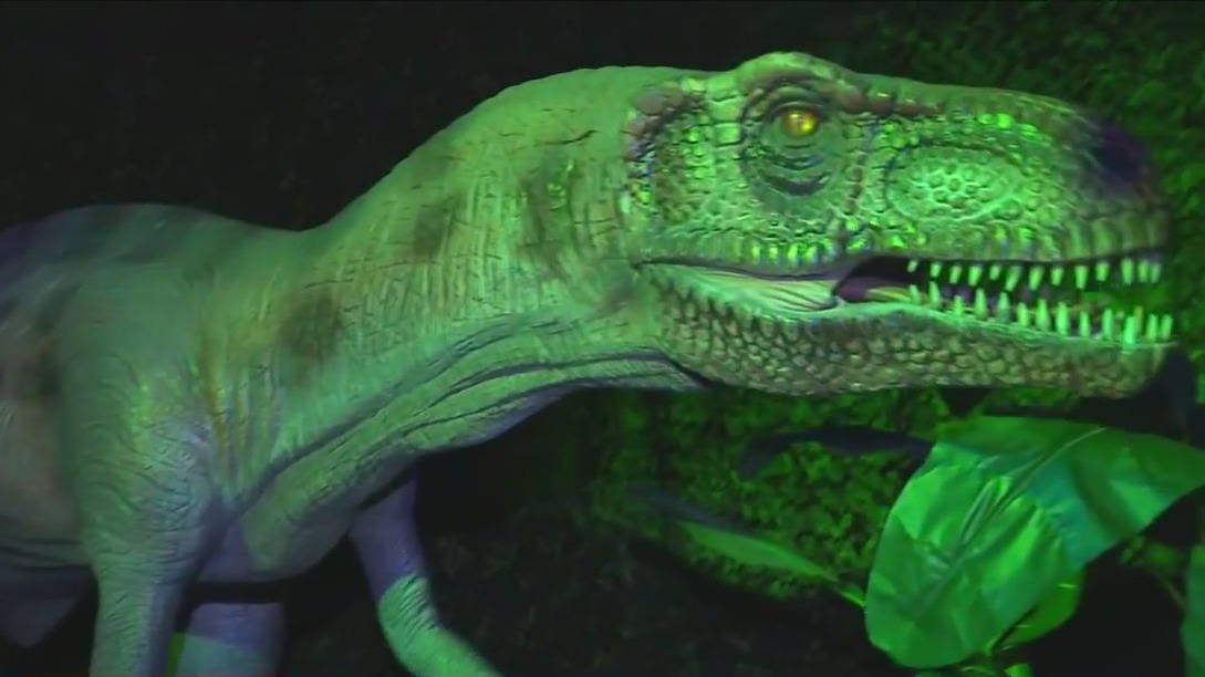 New exhibit with realistic dinosaurs opens in Chicago | FOX 32 Chicago