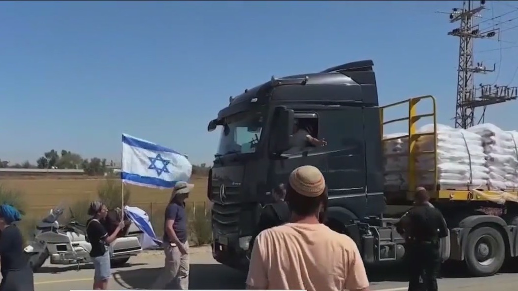 Protesters attempt to block humanitarian aid to Gaza | FOX 32 Chicago