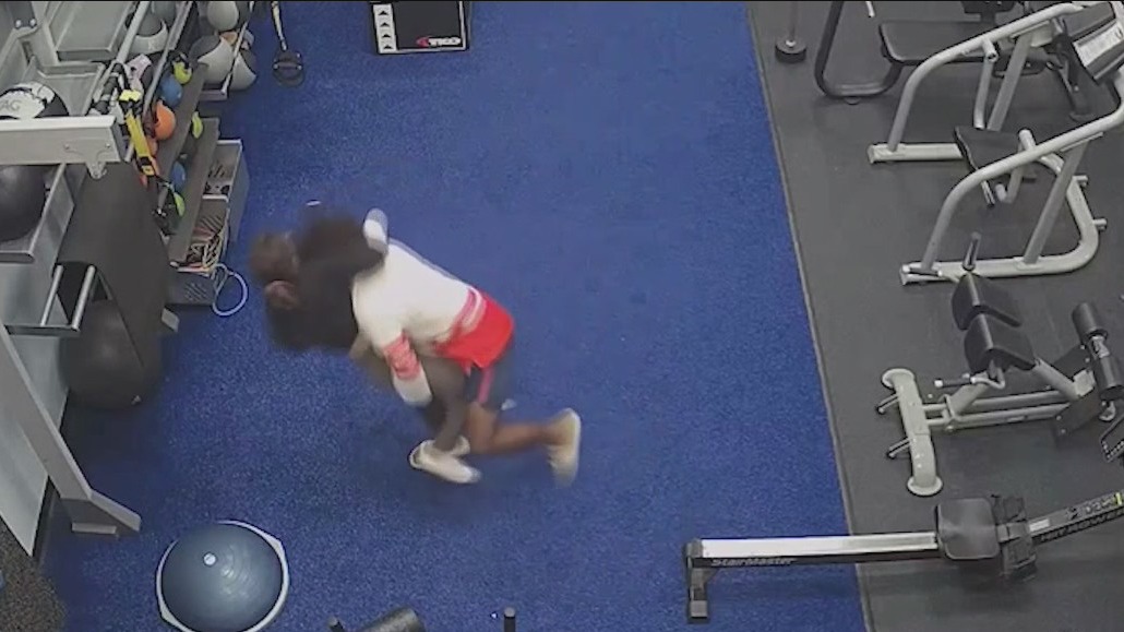 Video Shows Woman Fight Off Man Attacking Her At Gym Fox 32 Chicago