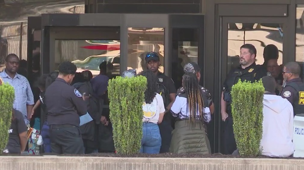 Hundreds turned away as IRS tax deadline looms | FOX 5 Atlanta