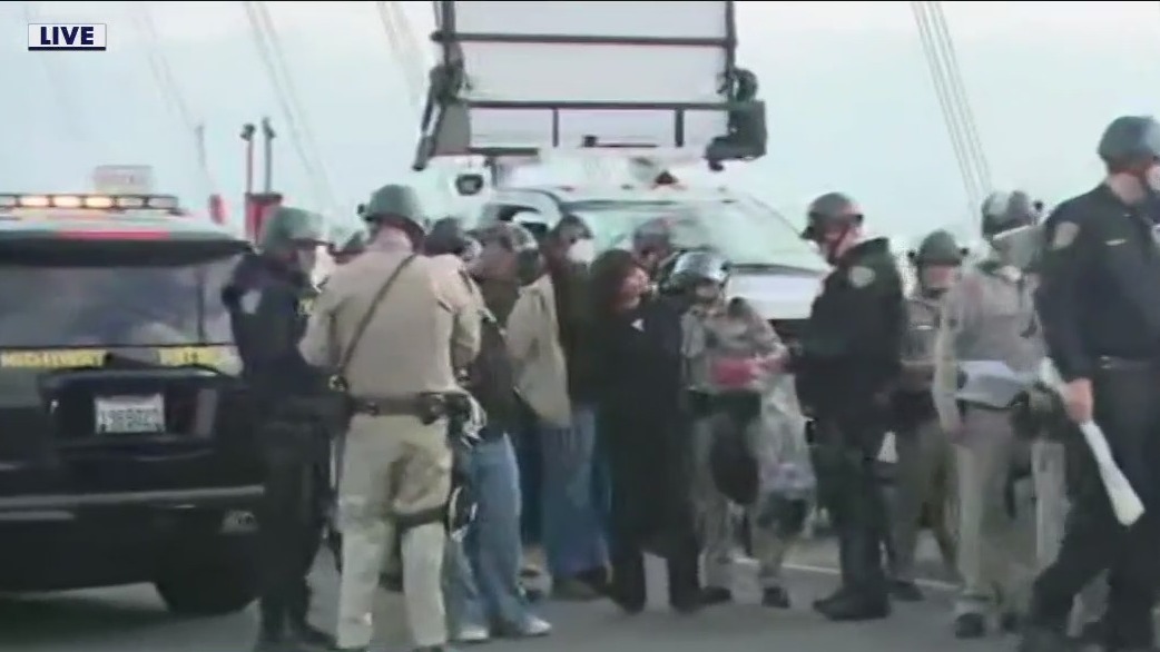 CHP arrest protesters who blocked the Bay Bridge during APEC Summit ...