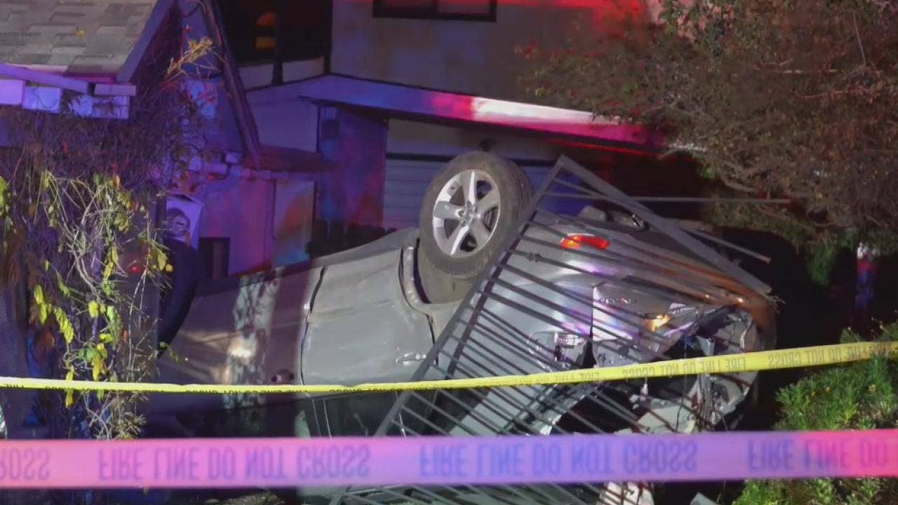 Car Crashes Into La Cañada Flintridge Home Fox 11 Los Angeles