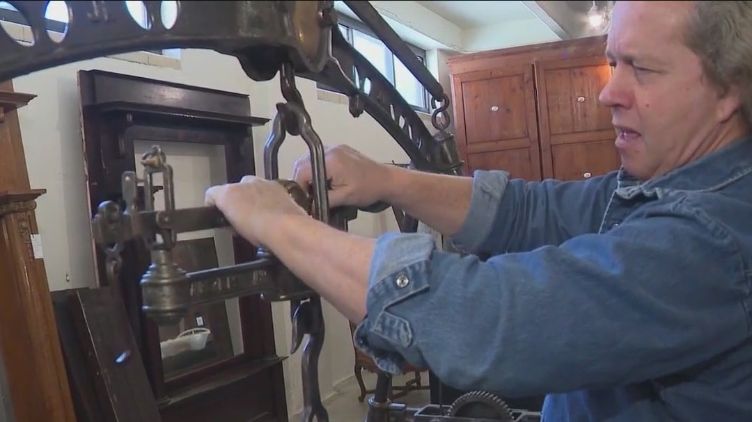 World-class collector Stuart Grannen moving Chicago shop to Texas | FOX ...