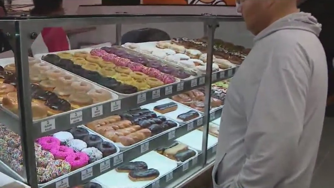 Randy's Donuts opens 1st Phoenix location | FOX 10 Phoenix