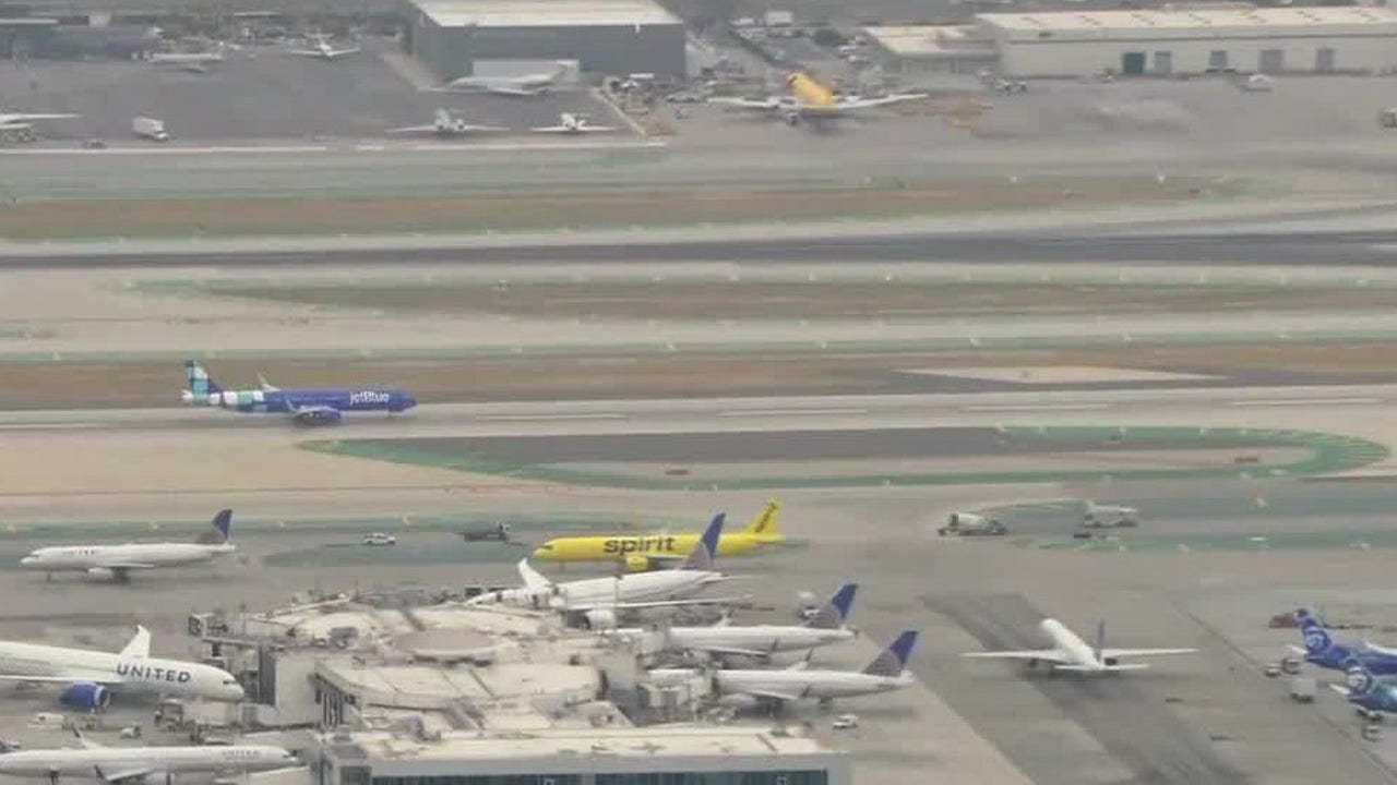 JetBlue plane makes emergency landing at LAX | FOX 11 Los Angeles