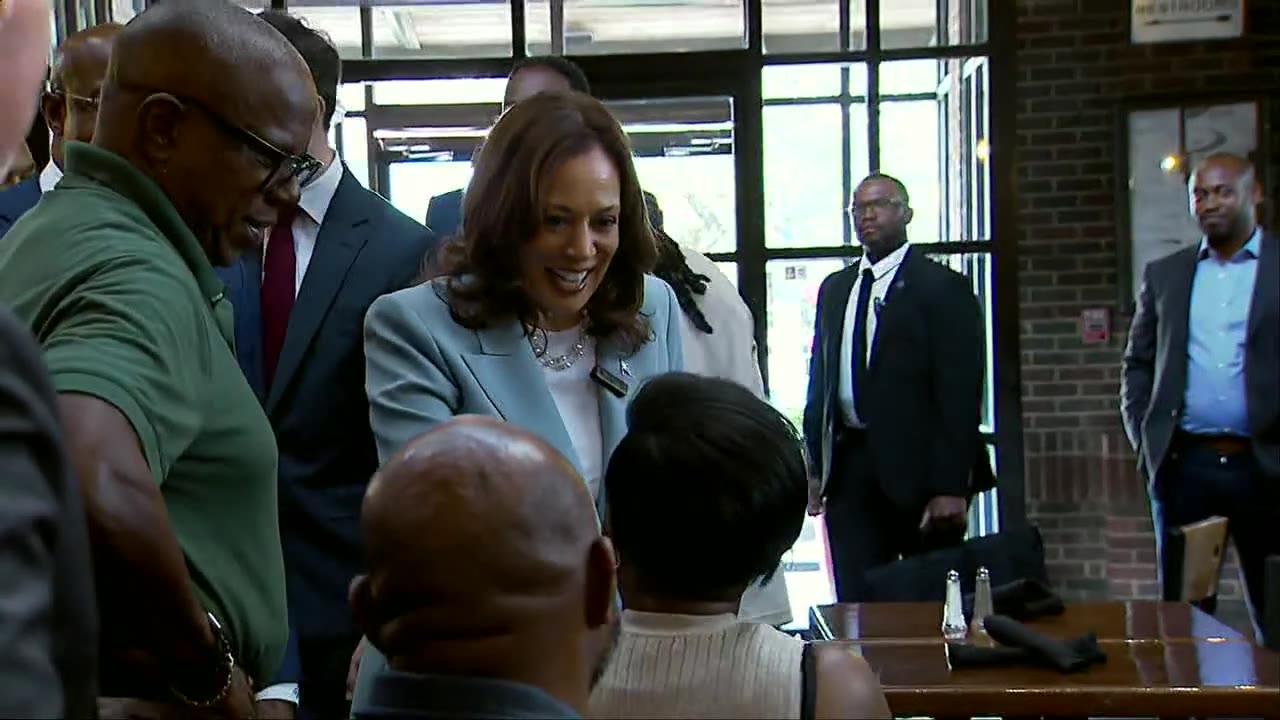 Harris stops at Pascal's in Atlanta ahead of rally | FOX 5 Atlanta