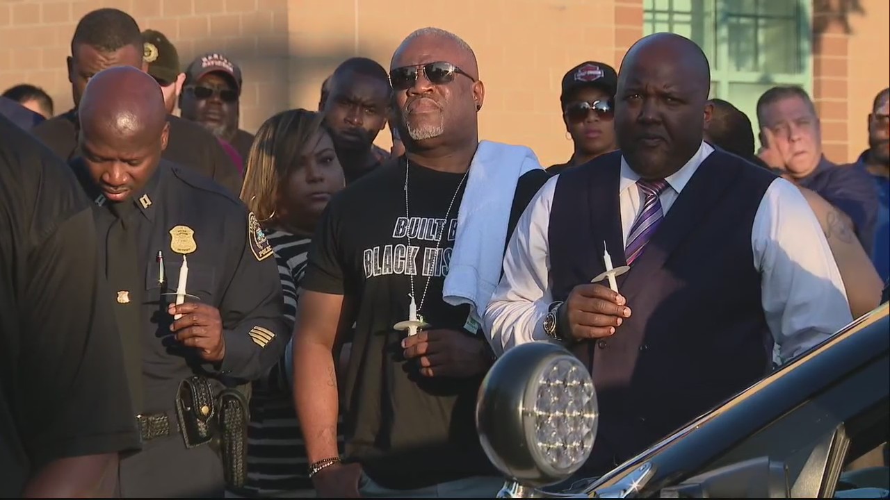 Hundreds attend vigil honoring late Detroit police Cpl Darryl Cross ...