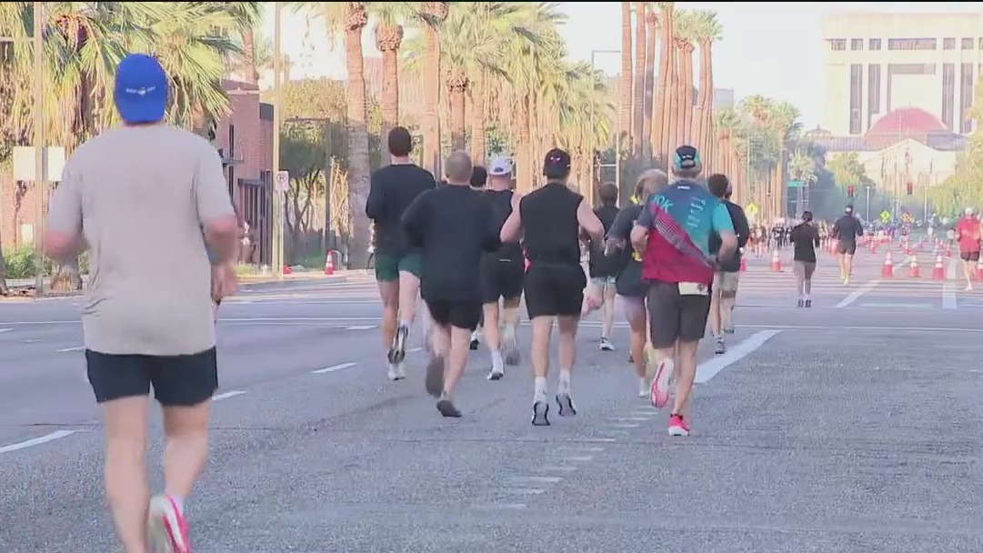 Runners dress-up, race for annual Turkey Trots around Phoenix | FOX 10 ...
