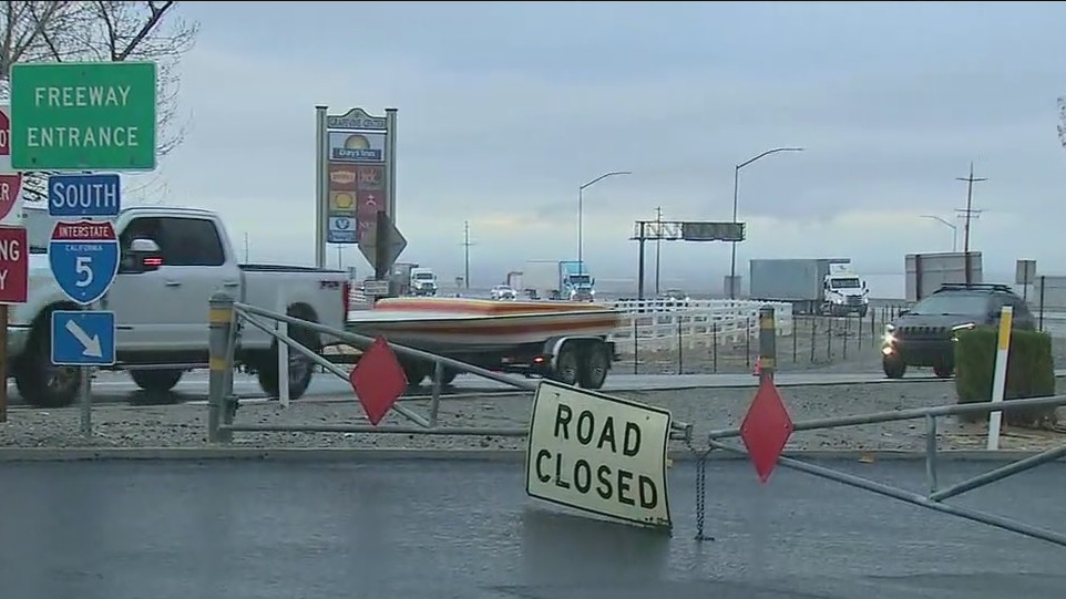 Grapevine closed in both directions due to snow, ice | FOX 11 Los Angeles