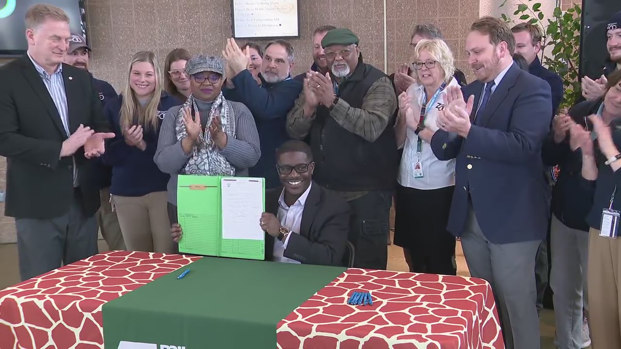 Crowley signs zoo entrance redesign legislation | FOX6 Milwaukee