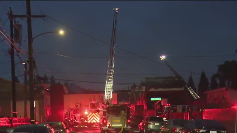 Oakland firefighters race to large warehouse fire | KTVU FOX 2
