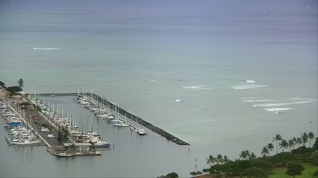 Waves in Honolulu, Hawaii as weather officials issue tsunami warning ...