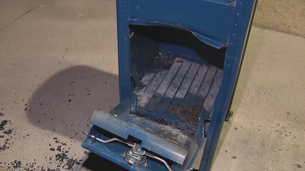 USPS mailbox damaged outside Phoenix post office | FOX 10 Phoenix