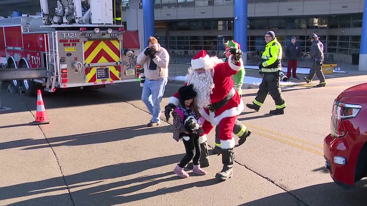 Santa visits Children's Wisconsin | FOX6 Milwaukee