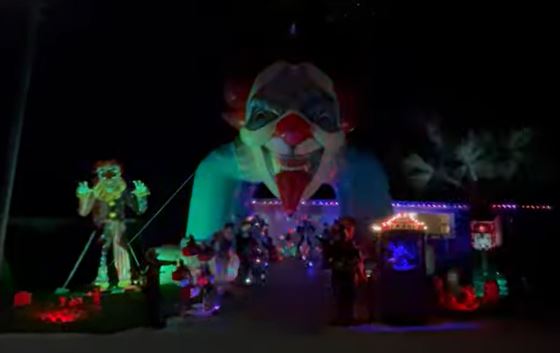 Florida man 'overcomes' fear of clowns with front yard full of them for ...