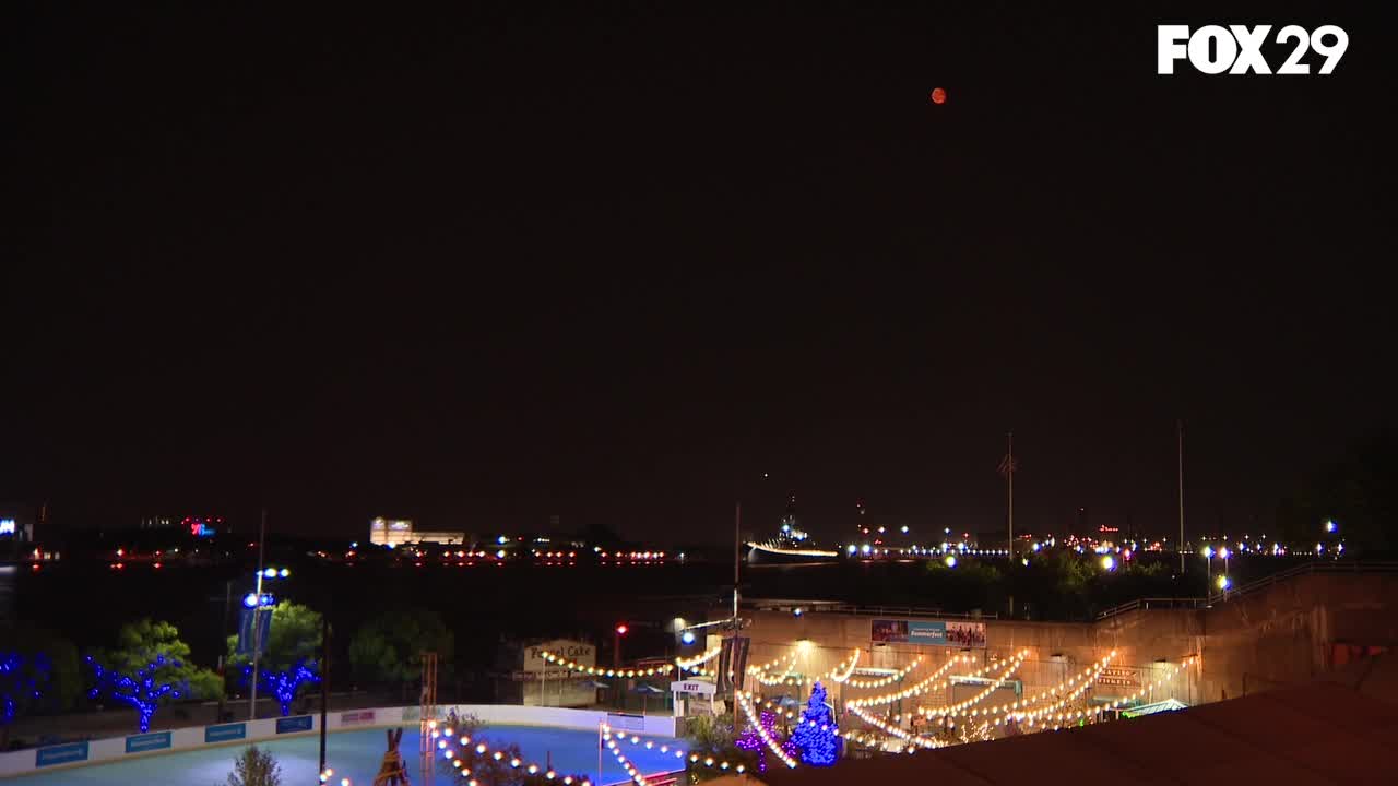 Wildfire smoke turns moon red over Philadelphia | LiveNOW from FOX