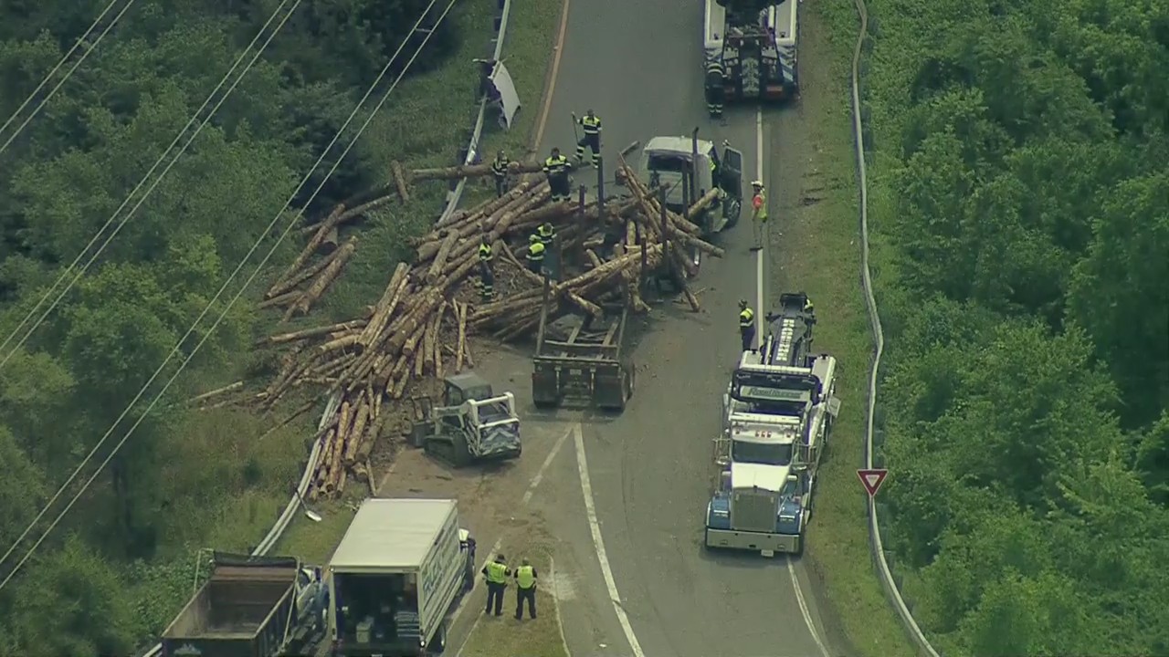 Overturned logging truck causes delays in Leesburg | FOX 5 DC