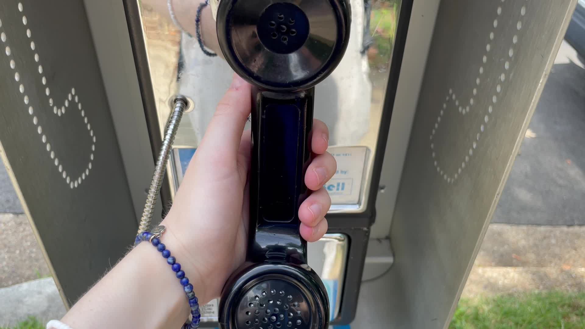 Chevy Chase payphone tells knock-knock jokes | FOX 5 DC