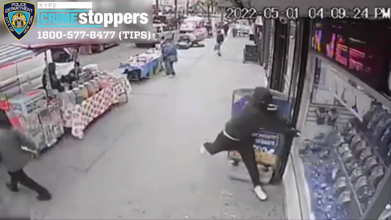 Thief smashes store window with sledgehammer | FOX 5 New York