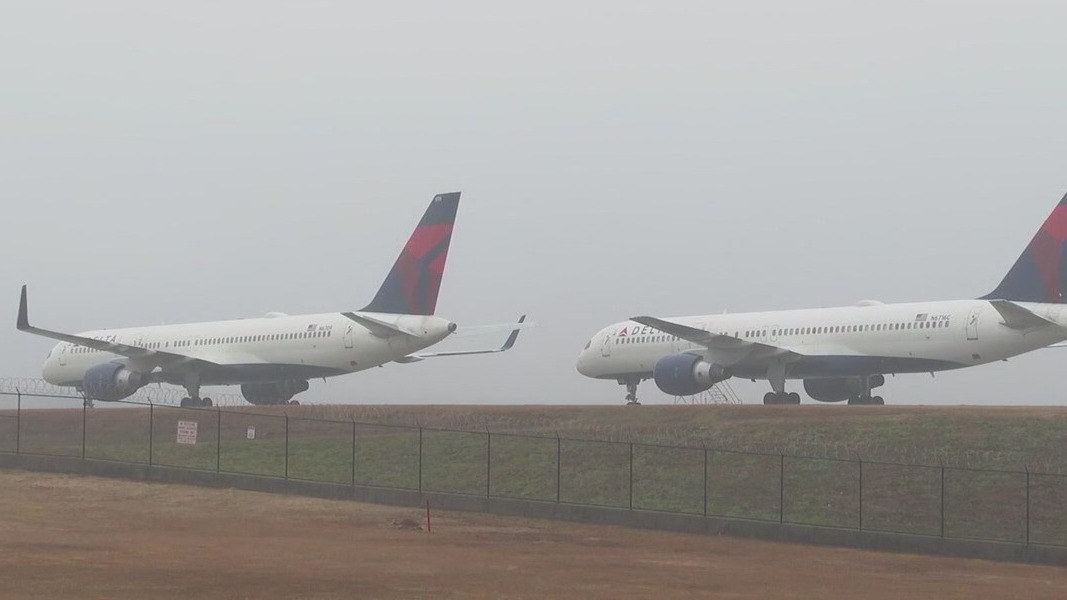 Delta plane loses nose wheel at Atlanta airport | FOX 5 Atlanta