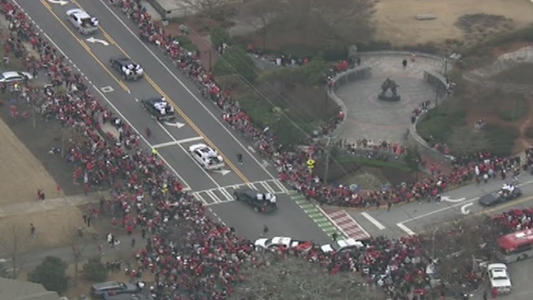 Georgia Football players pump up the crowd during championship parade ...