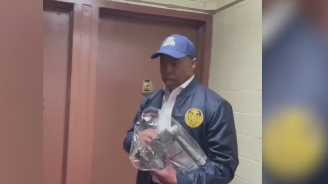 NYC mayor goes door-to-door giving masks | FOX 5 Atlanta
