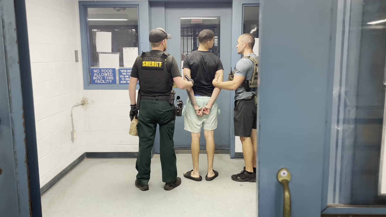 Deputies take suspect accused of injuring deputy to jail | FOX 13 Tampa Bay